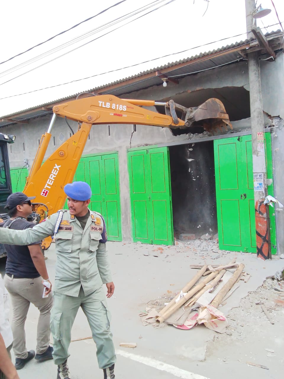 Tidak Miliki Ijin PBG, Satpol PP Deliserdang Rubuhkan 4 Ruko