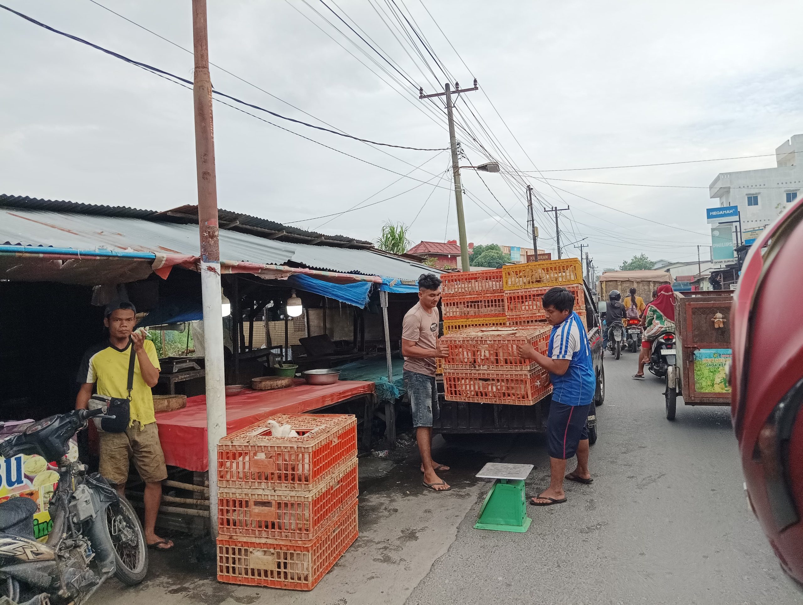 Ada Yang Kutip Setoran, PKL di Batang Kuis Serobot Parit dan Badan Jalan